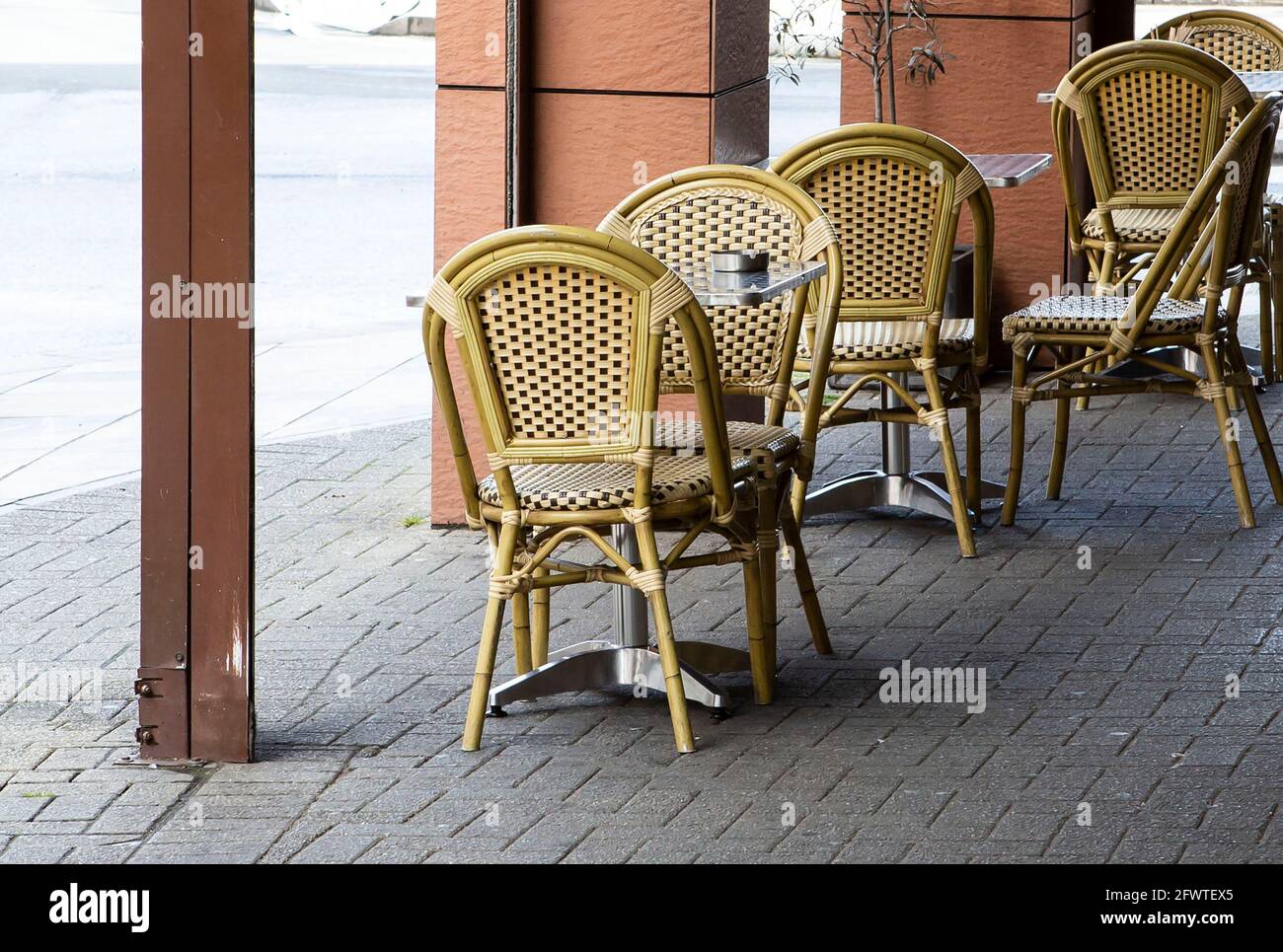 Pavement cafe tables and chairs Stock Photo - Alamy