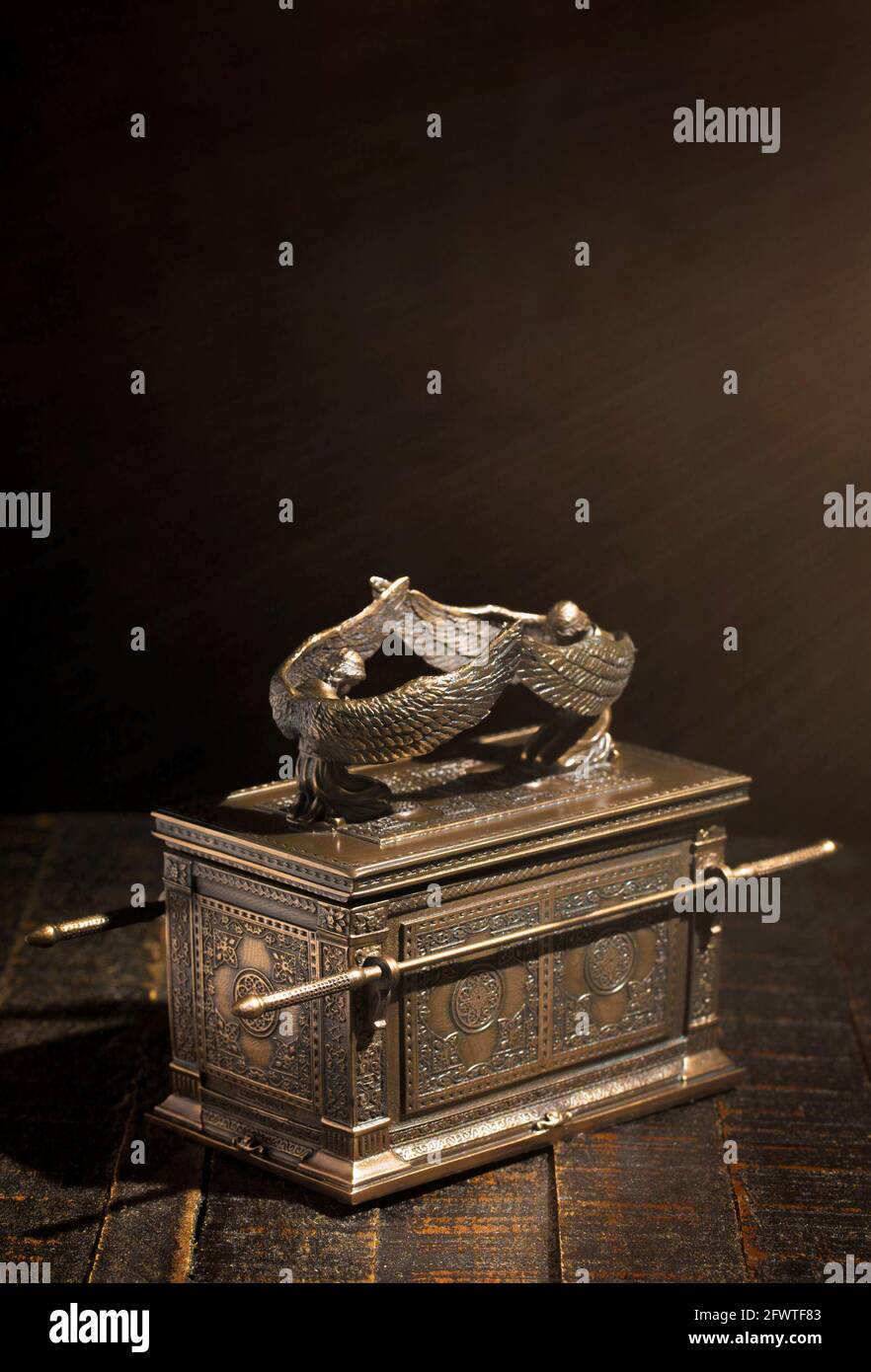 Cherubim ark of covenant hi-res stock photography and images - Alamy