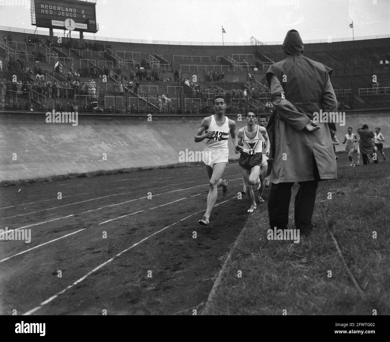 Olympic day 1958 in the Olympic stadium in Amsterdam, Gordon Pirie in ...