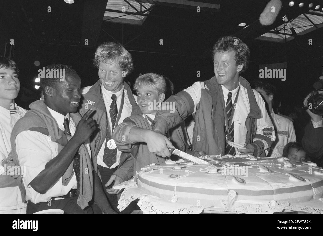 Olympic team arrives at Schiphol from Seoul; from left to right Regilio ...
