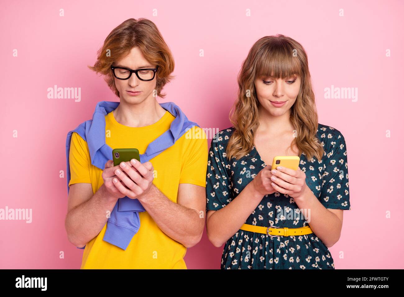 Photo portrait of couple using smartphones browsing internet on date ...