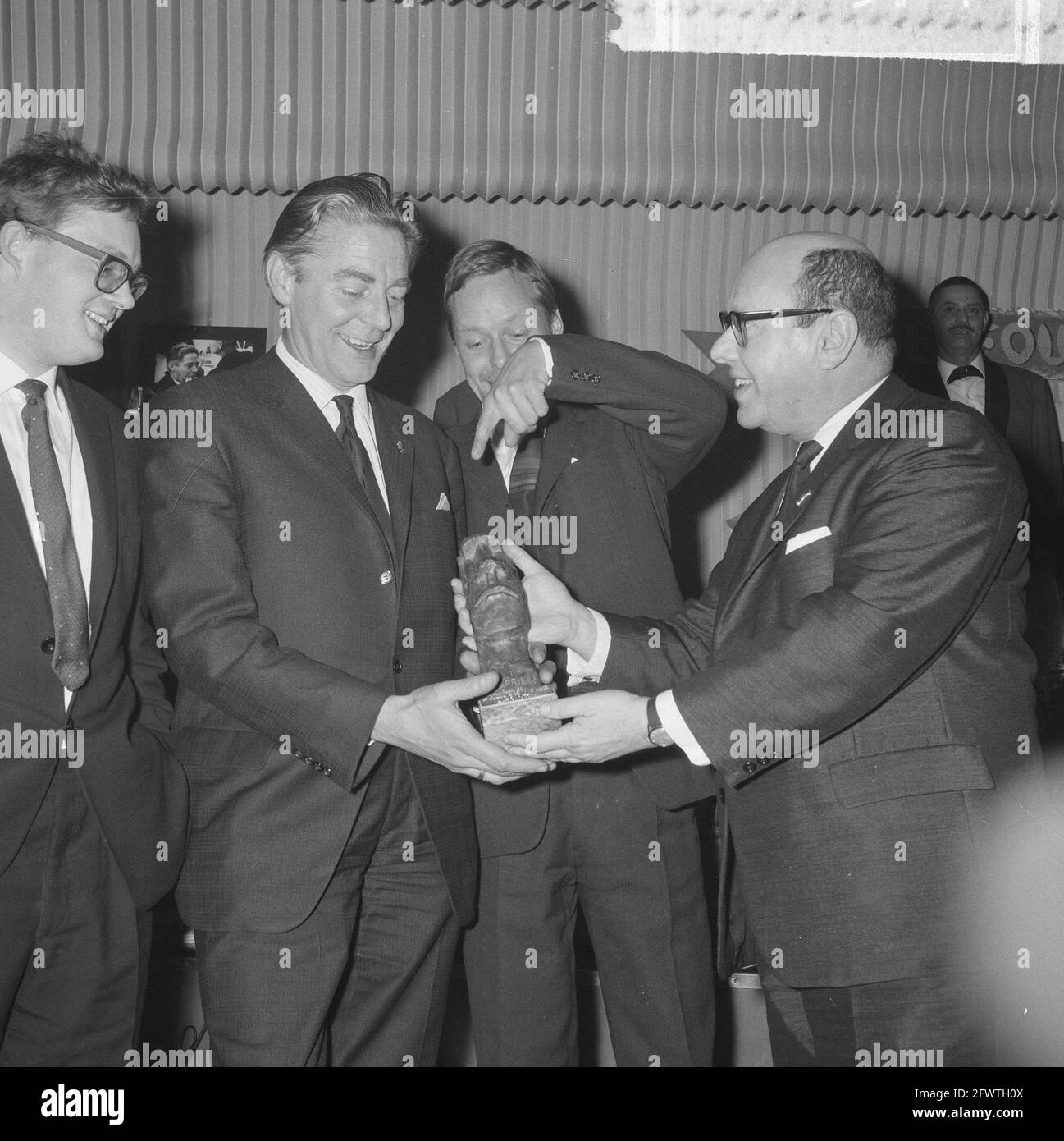 Prix de Joke 1964 for Bert Haanstra, Simon van Collem presents him with ...