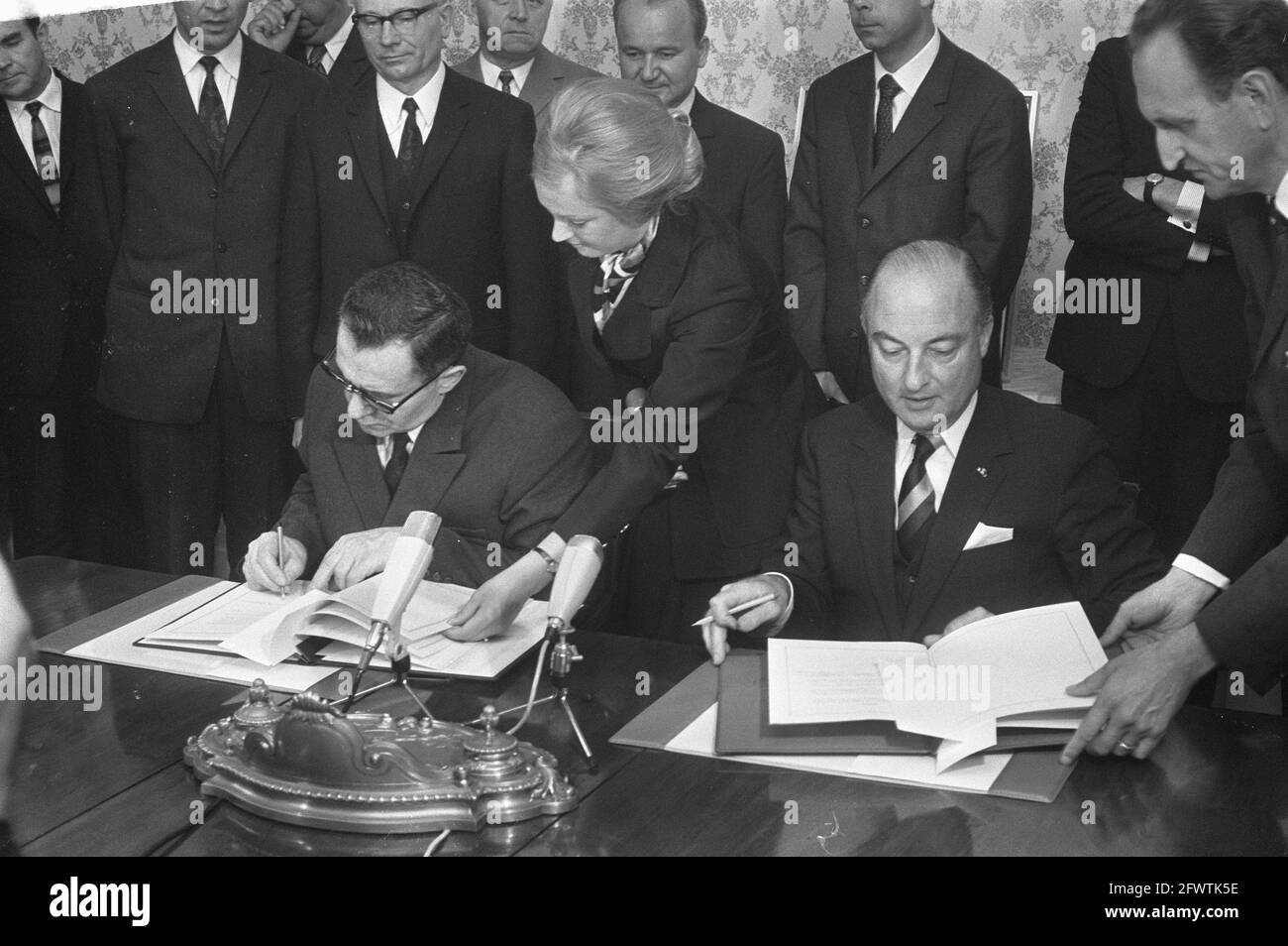 Signing international treaty hi-res stock photography and images - Alamy