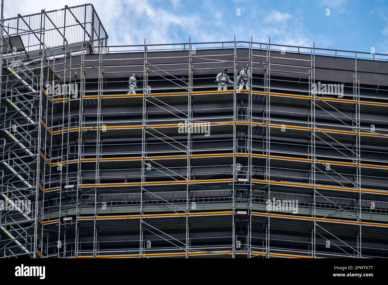 Scaffolding workers hi-res stock photography and images - Alamy