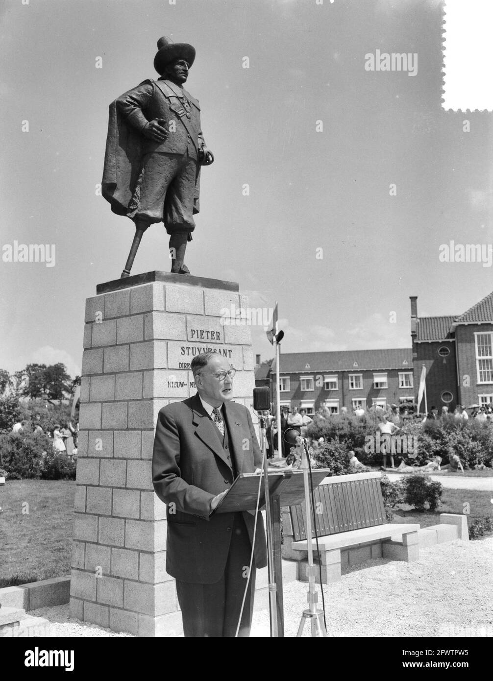 Revealing statue Pieter Stuyvesant by minister Kernkamp at Wolvega, 12 ...
