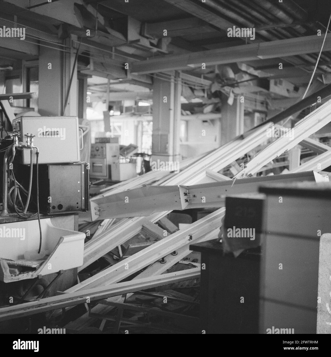 Explosion at Shell in Amsterdam, February 10, 1967, fire department ...
