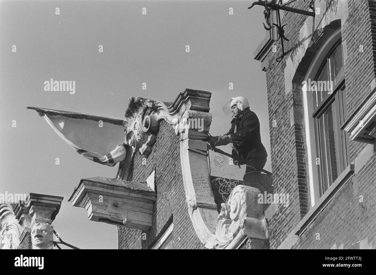 Me officer removes squatters flag hi-res stock photography and images ...