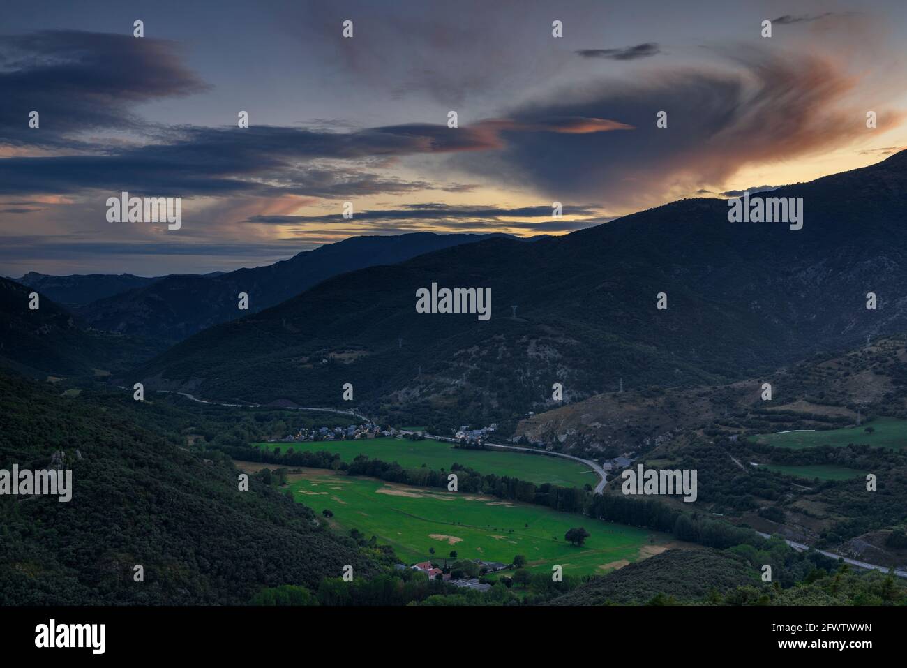 Nubes sobre el valle hi-res stock photography and images - Alamy