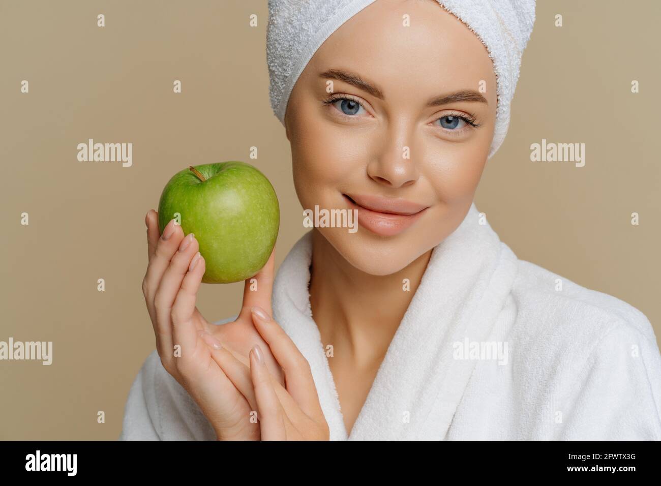 Beautiful blue eyed white woman hi-res stock photography and images - Alamy