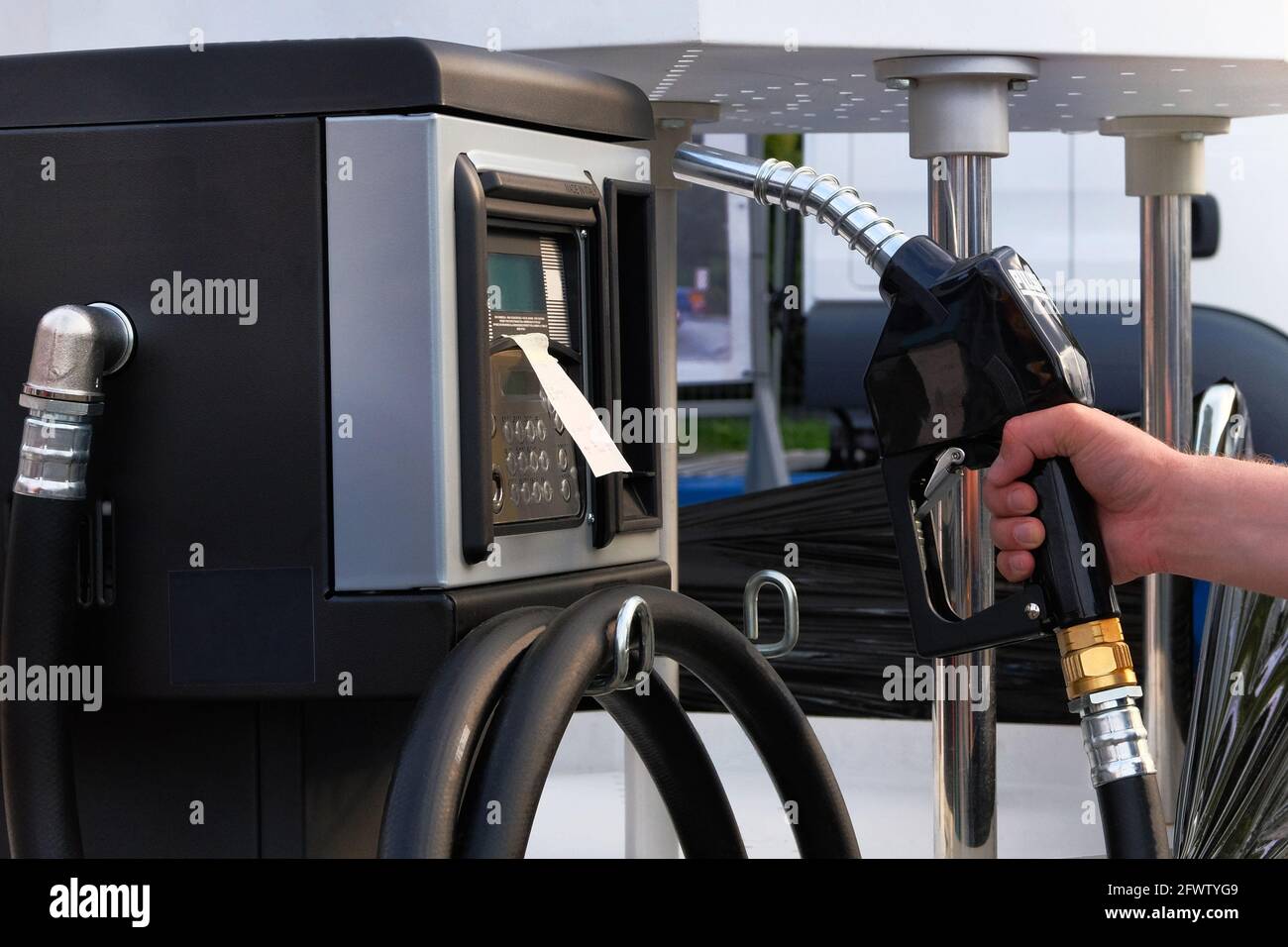 Man and filling car and petrol hi-res stock photography and images - Alamy