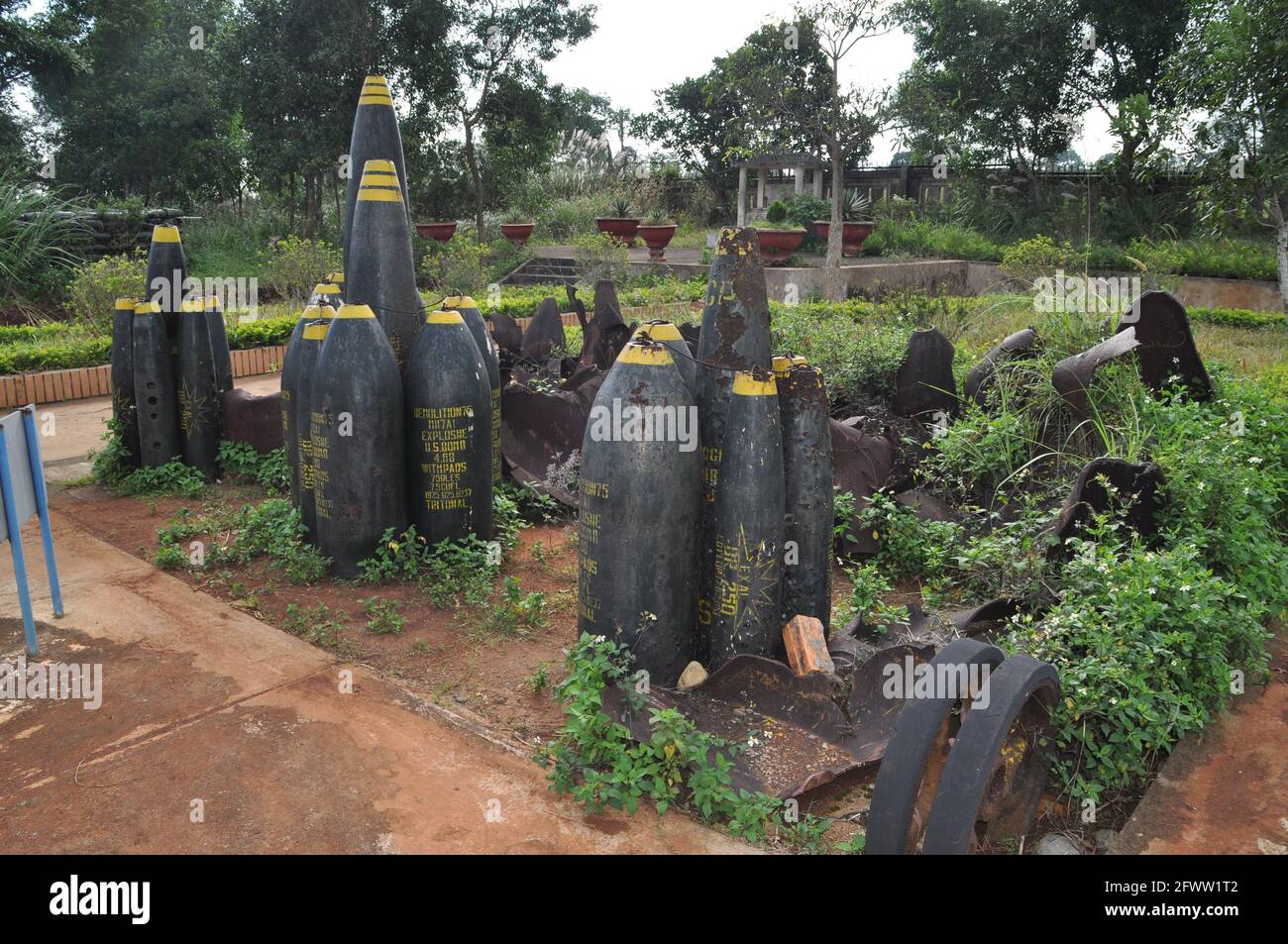 Bomb shells hi-res stock photography and images - Alamy