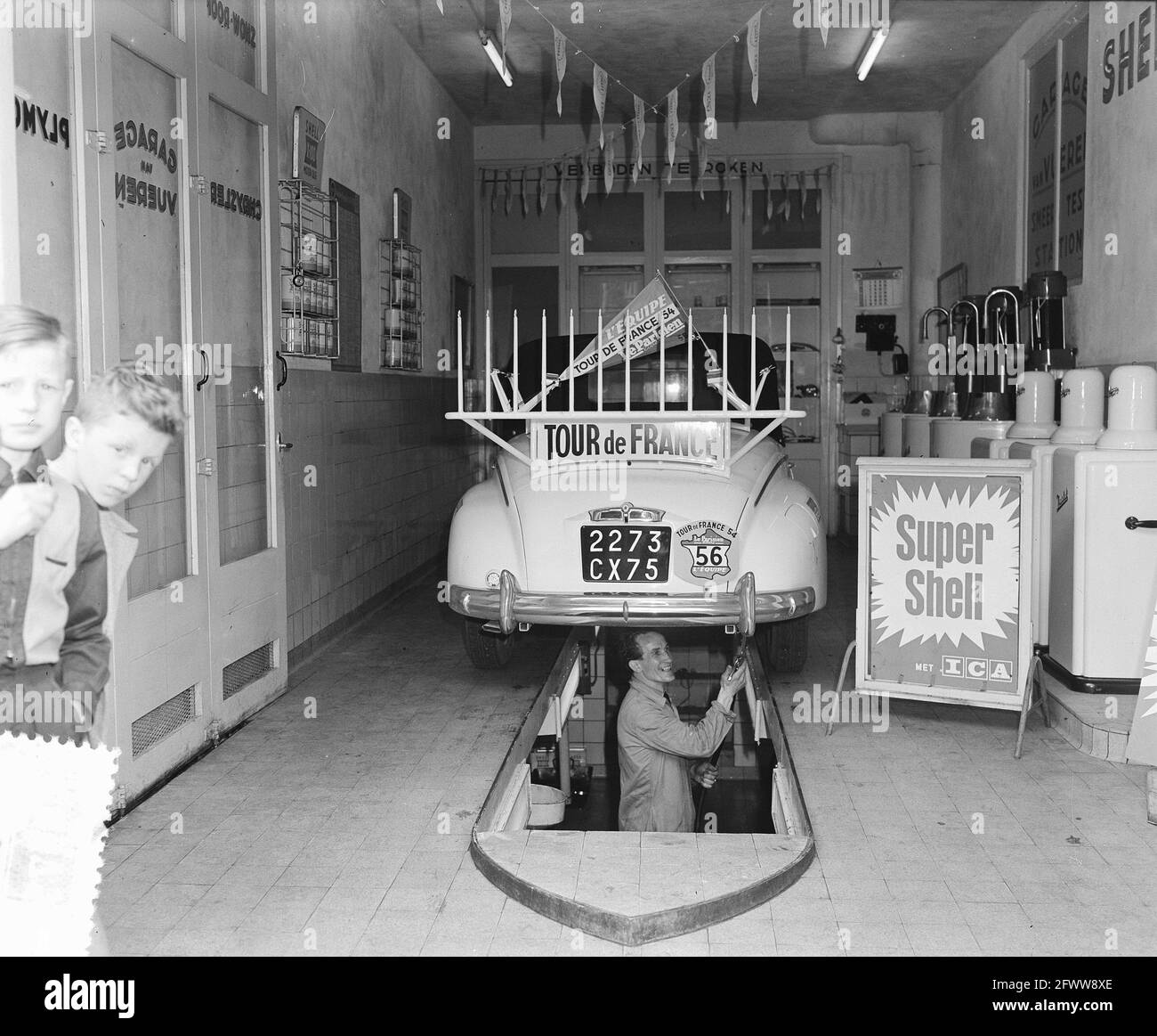 Lubrication station hi-res stock photography and images - Alamy