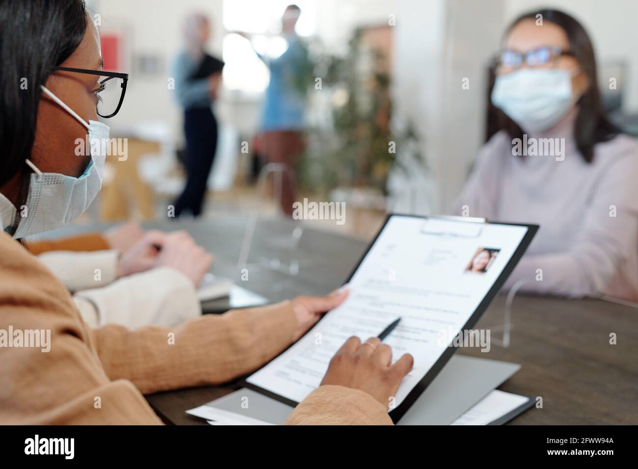 Black women close up shoulder hi-res stock photography and images - Alamy