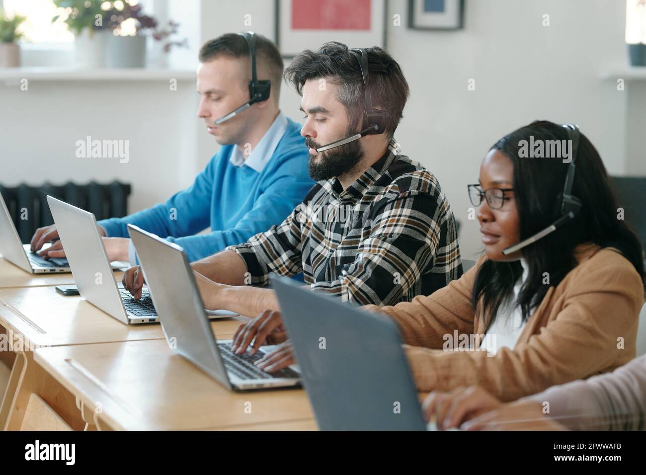 People sitting discussion tables hi-res stock photography and images ...