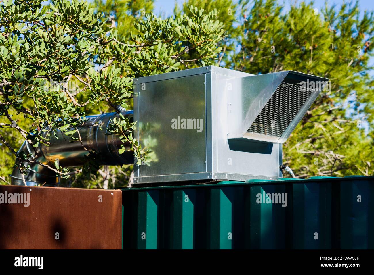 Ventilation box and air extraction to the outside of an industrial ...