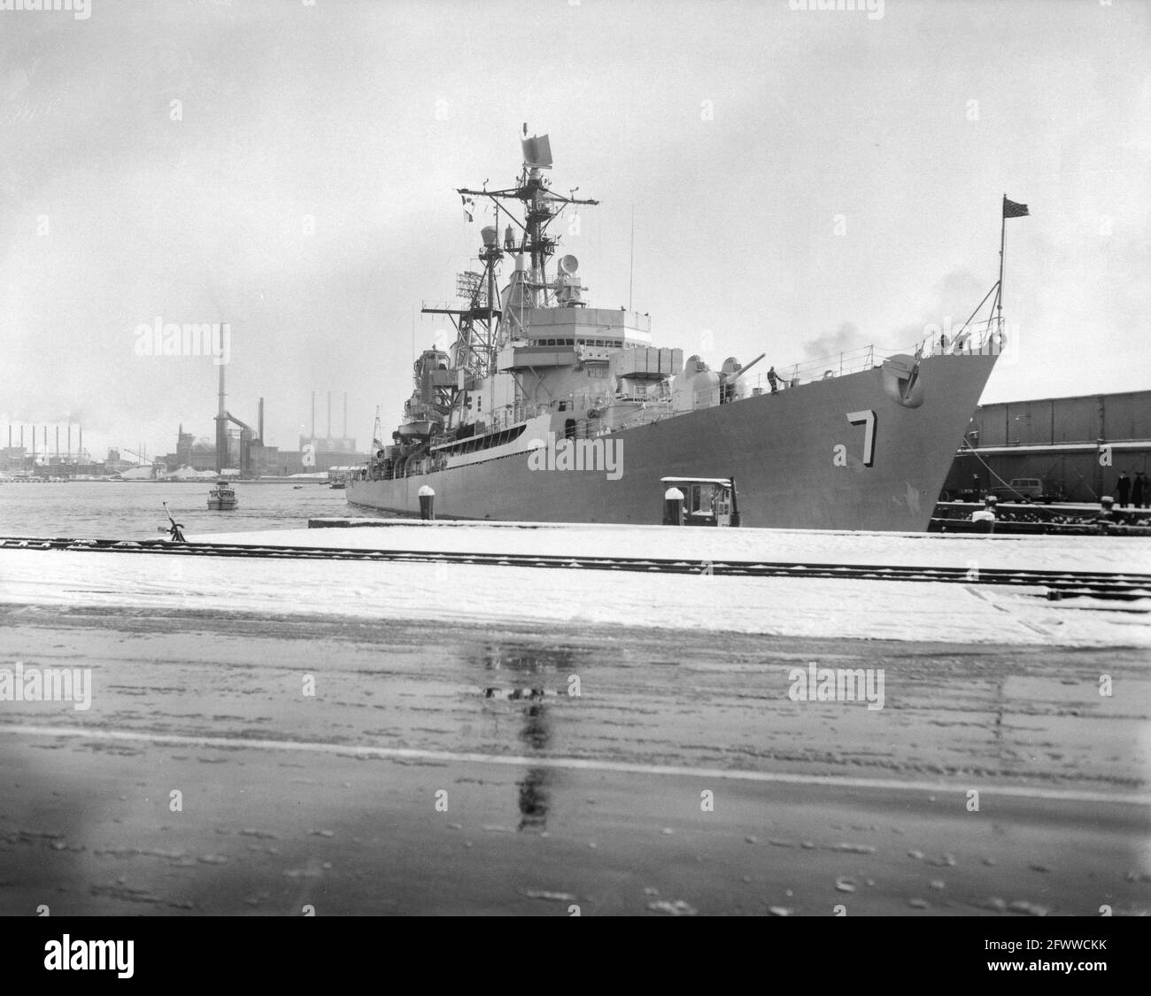 American destroyer luce pays visit hi-res stock photography and images ...