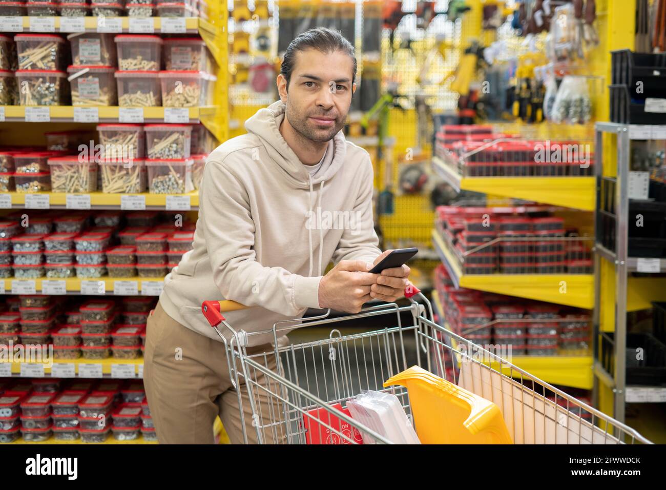 Hardware store aisle hi-res stock photography and images - Alamy