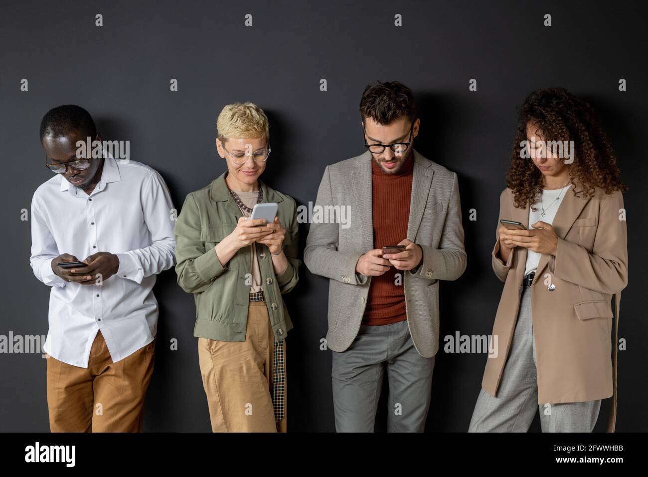 Group young people phones hi-res stock photography and images - Alamy
