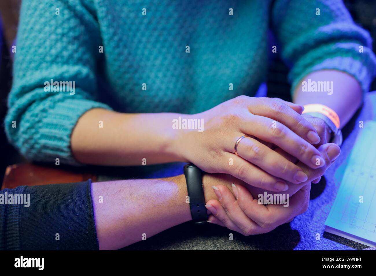 Hands food warm share hi-res stock photography and images - Alamy