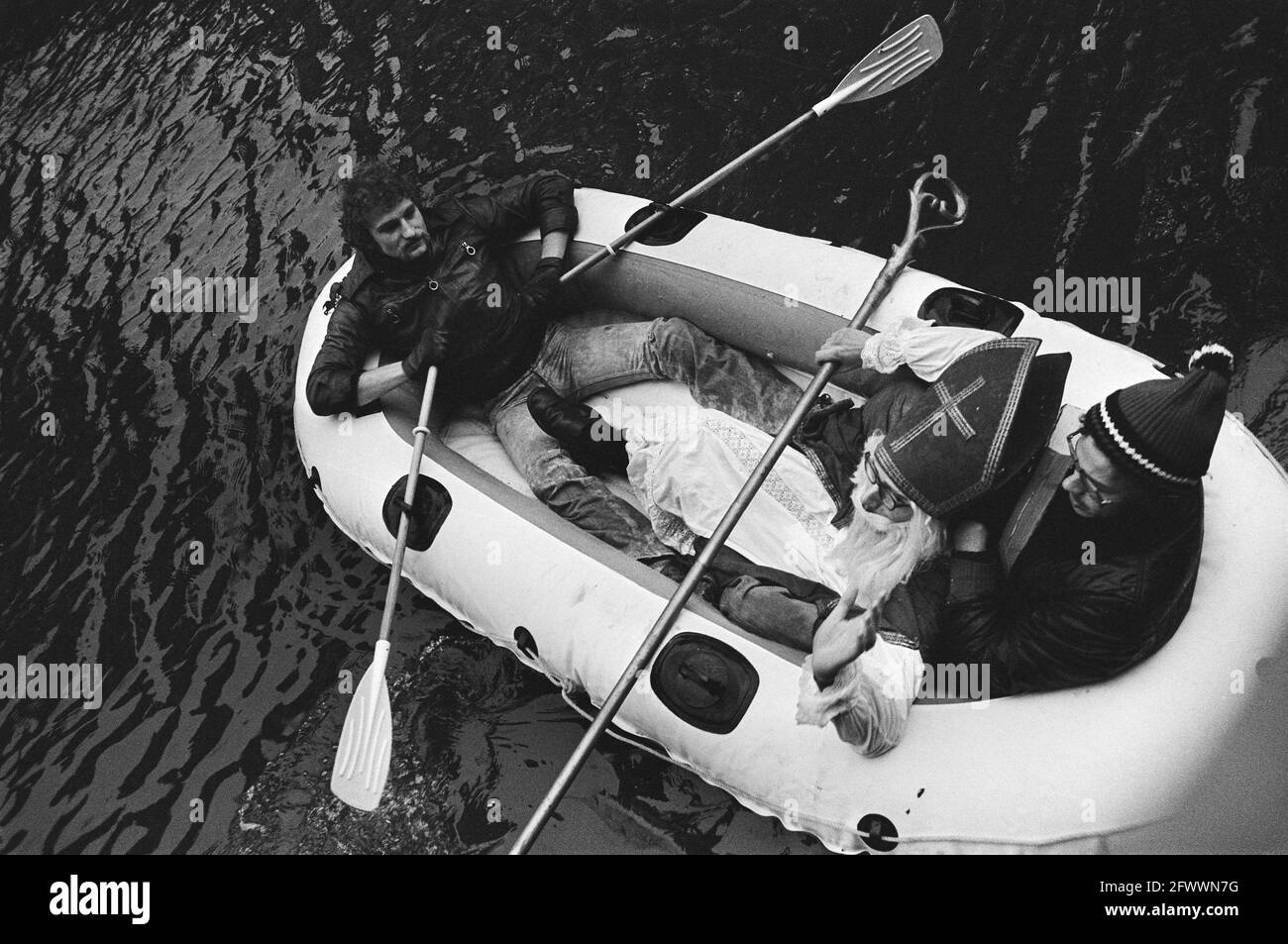 Assignment Parool: Sinterklaas in boat near the HES in Amsterdam, 6 ...