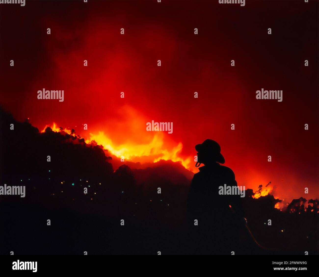 Los angeles wildfire firefighter hi-res stock photography and images ...
