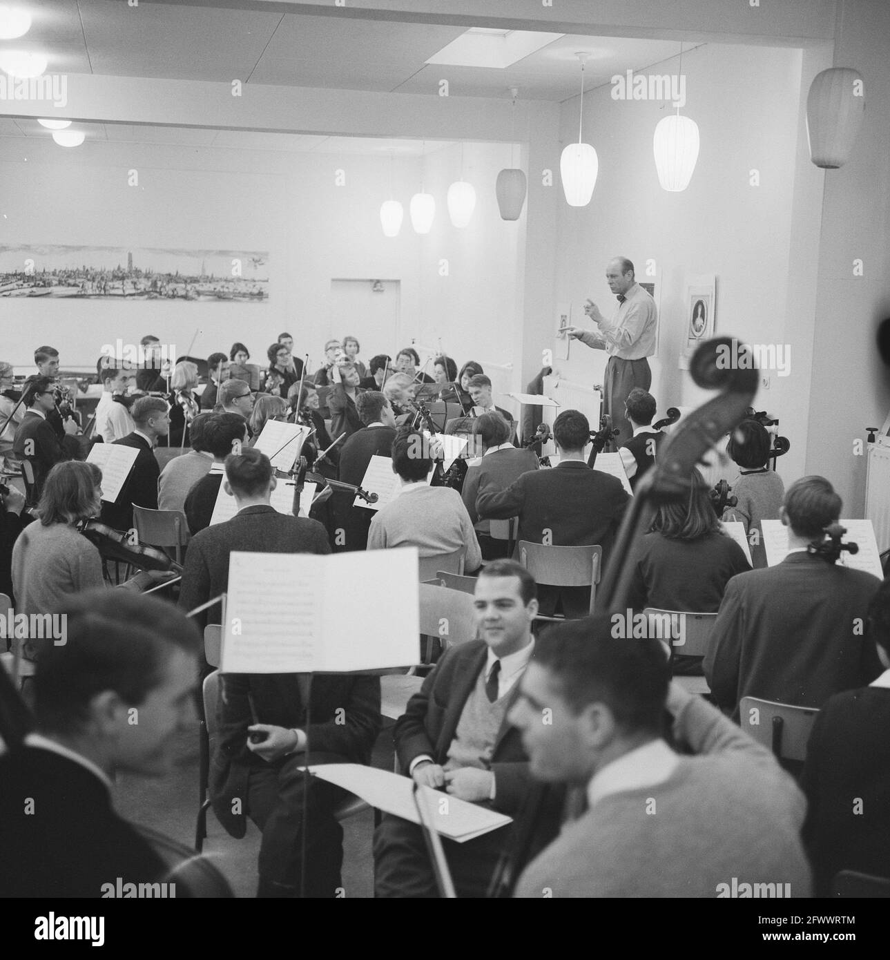 Commission student orchestra hi-res stock photography and images - Alamy