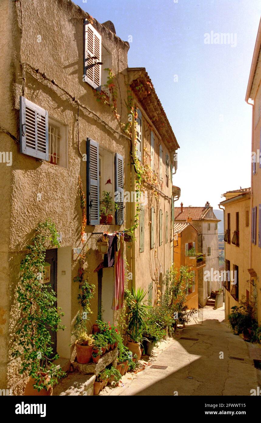 Alley in La Cadière Stock Photo - Alamy