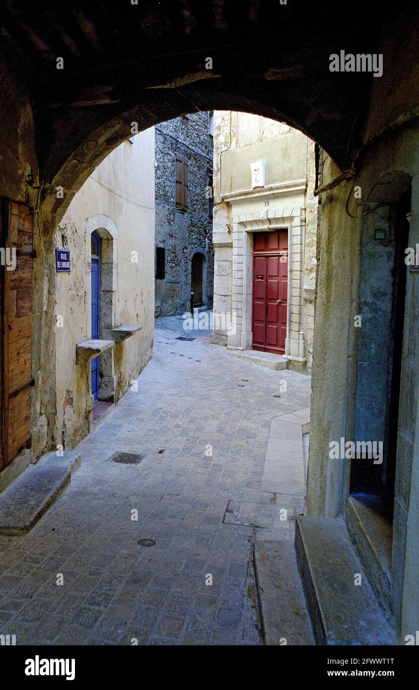 Covered passage of La Cadière Stock Photo - Alamy