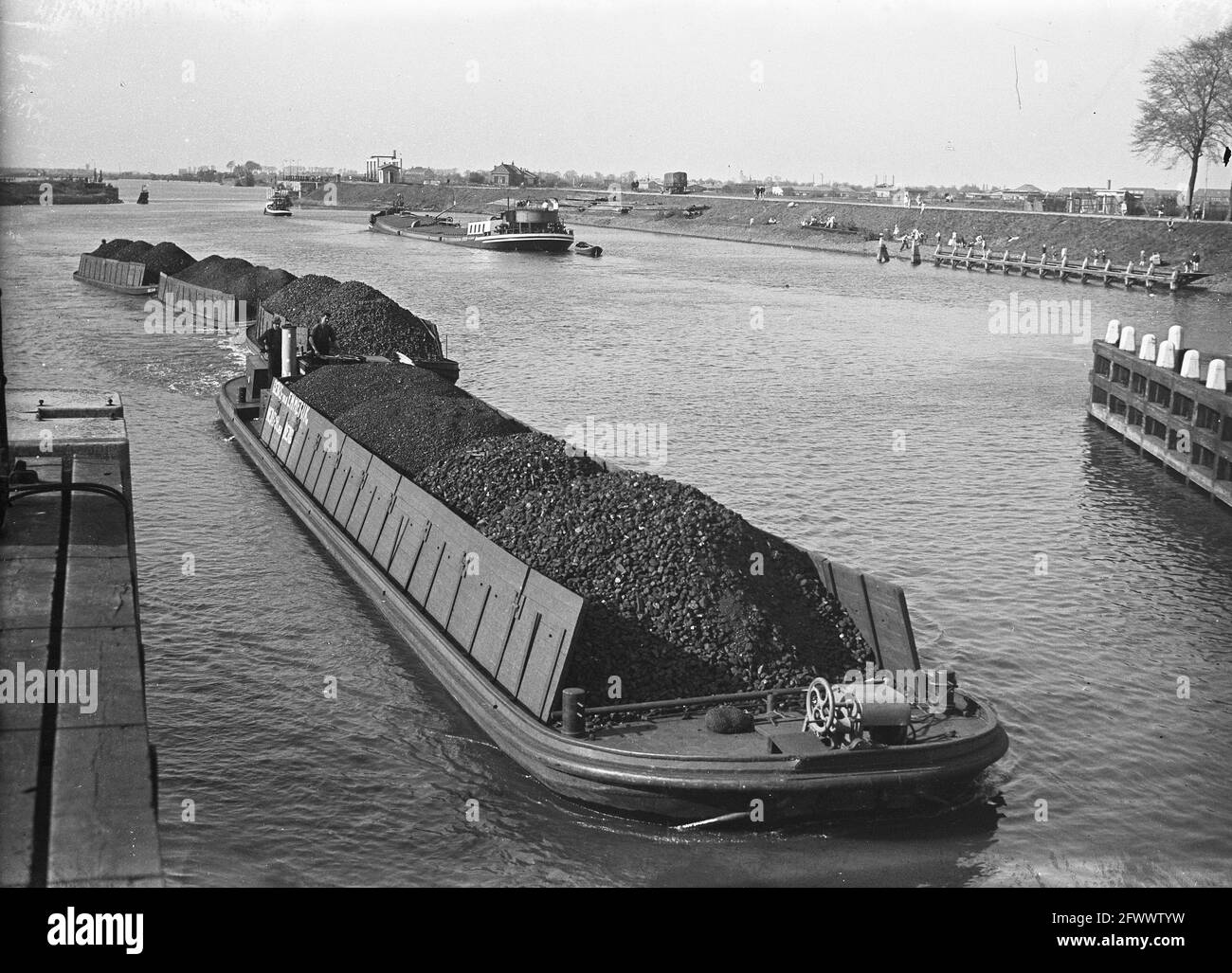 Order transporting coal barges hi-res stock photography and images - Alamy
