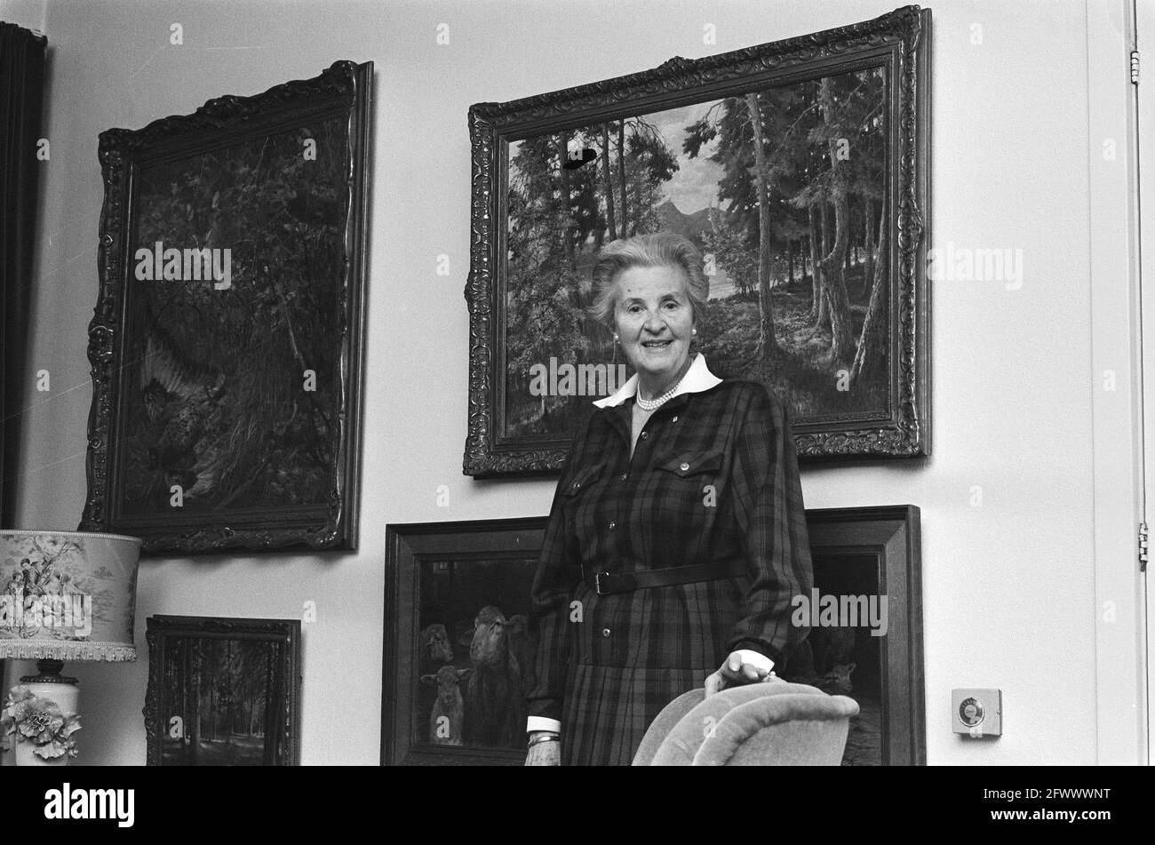 Commission Tubantia; Mrs. Gerth Pfeiffer with painting, 26 November ...