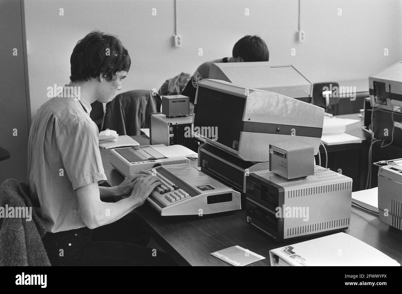 Assignment Volkskrant. Students behind modern accounting machine at ...
