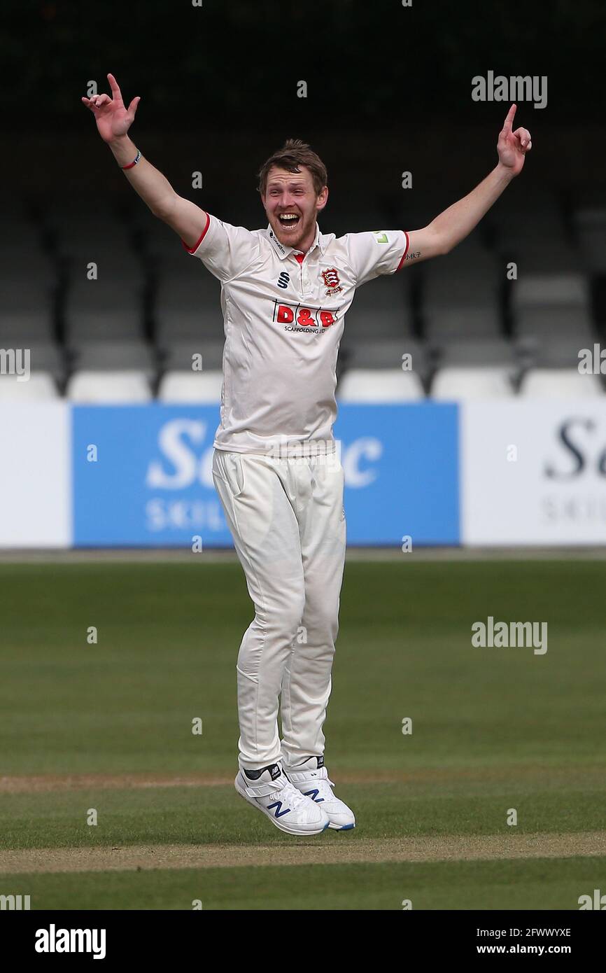 Jamie Porter claims the wicket of Alex Davies during Essex CCC vs ...