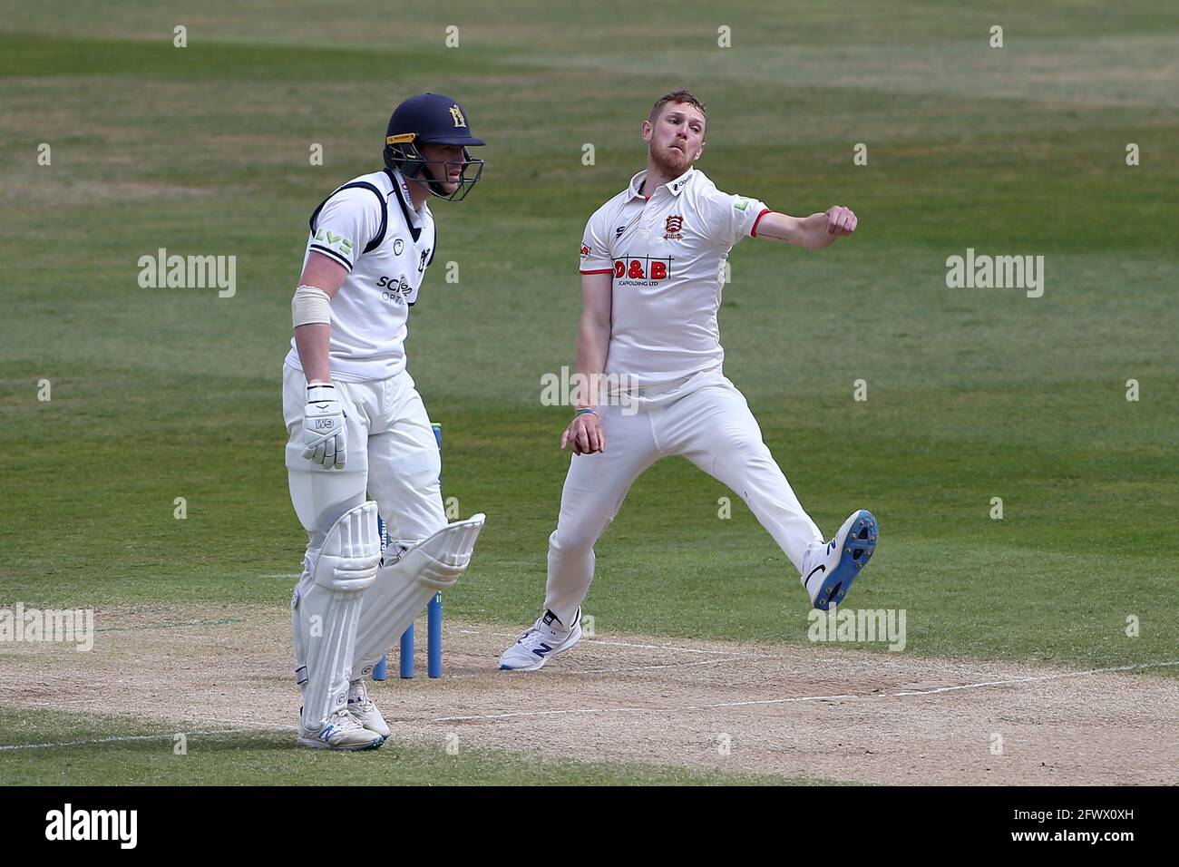 Jamie Porter in bowling action for Essex during Warwickshire CCC vs ...