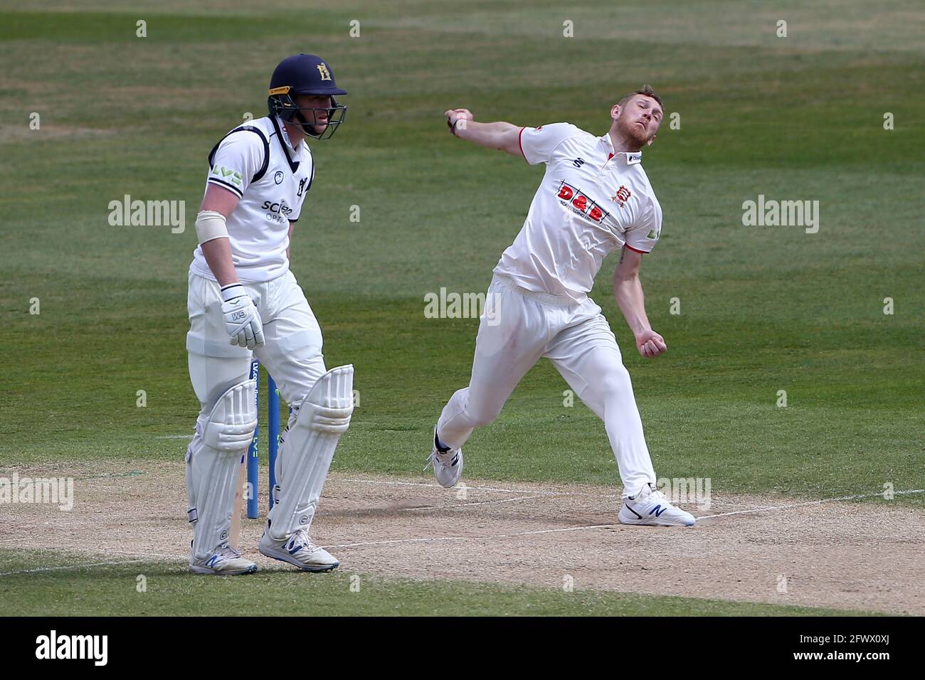 Jamie Porter in bowling action for Essex during Warwickshire CCC vs ...