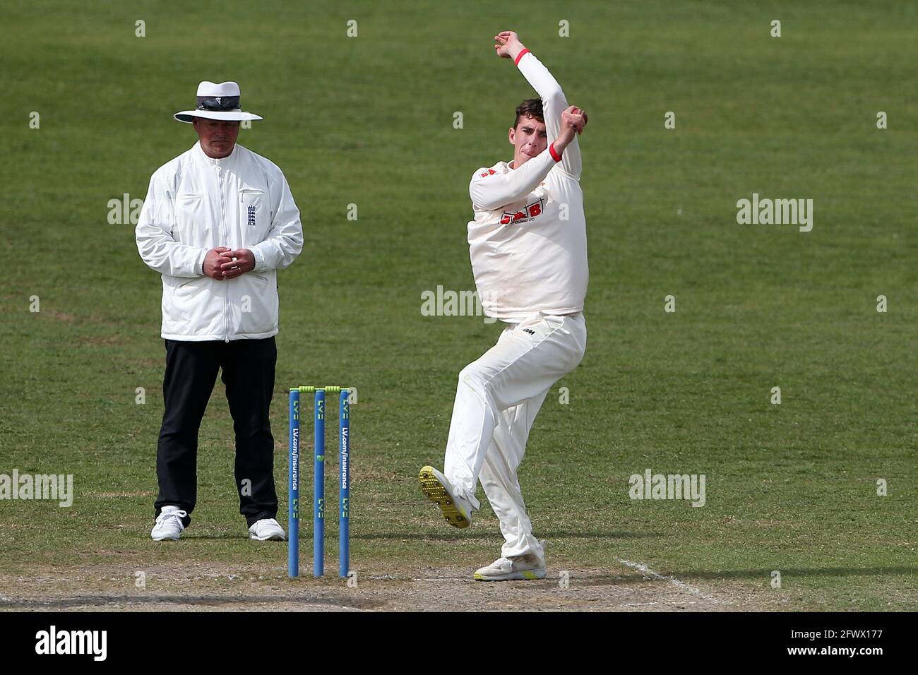 Dan Lawrence in bowling action for Essex during Worcestershire CCC vs ...