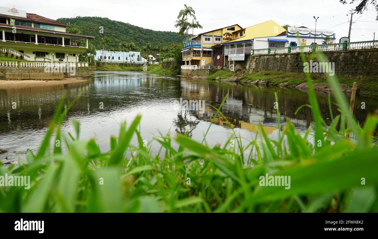 Cidade de Morretes, litoral sul do Brasil, cortada pelo rio ...