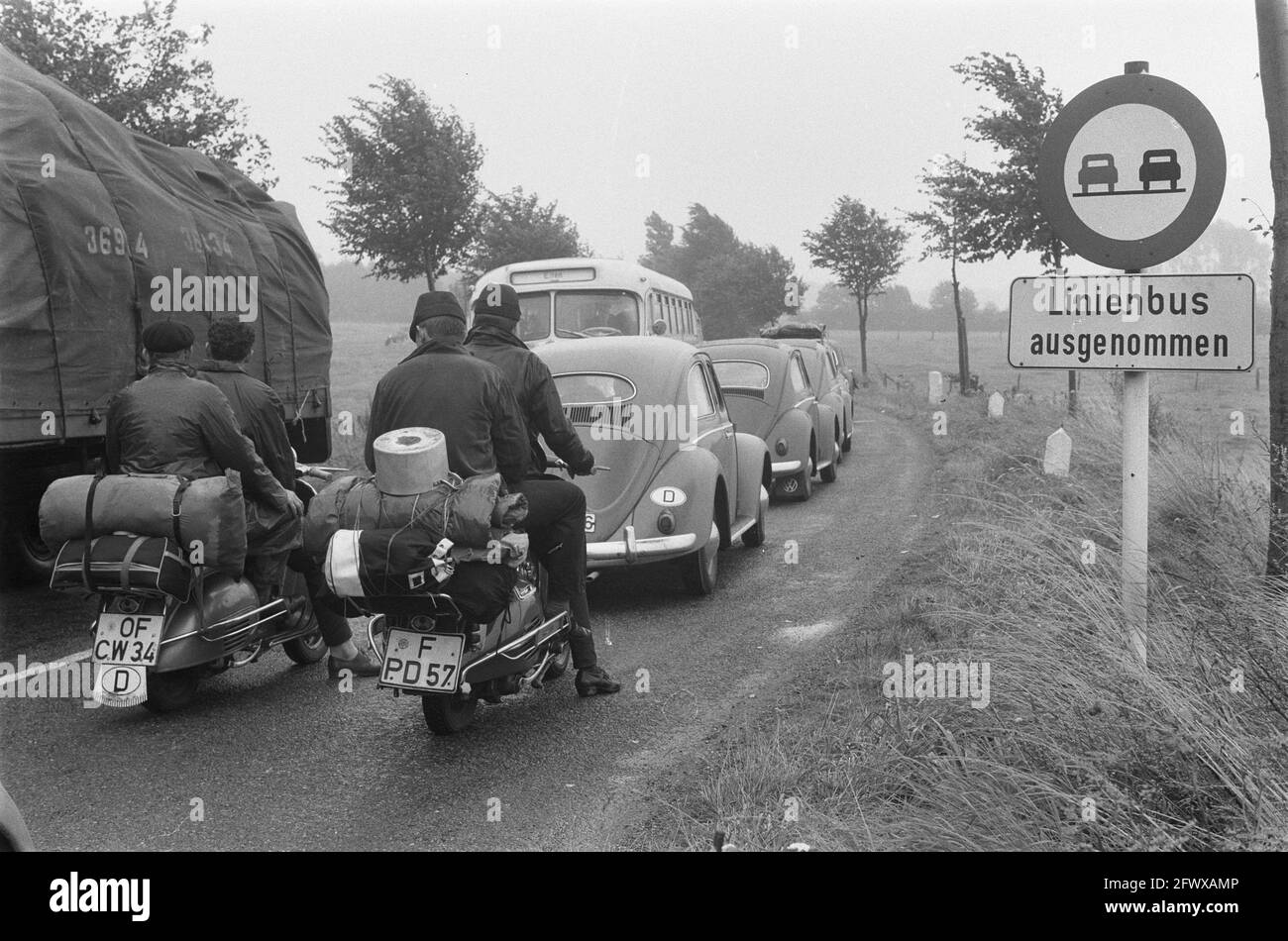 Huge border crowds at Germany-Netherlands border crossing near Elten ...