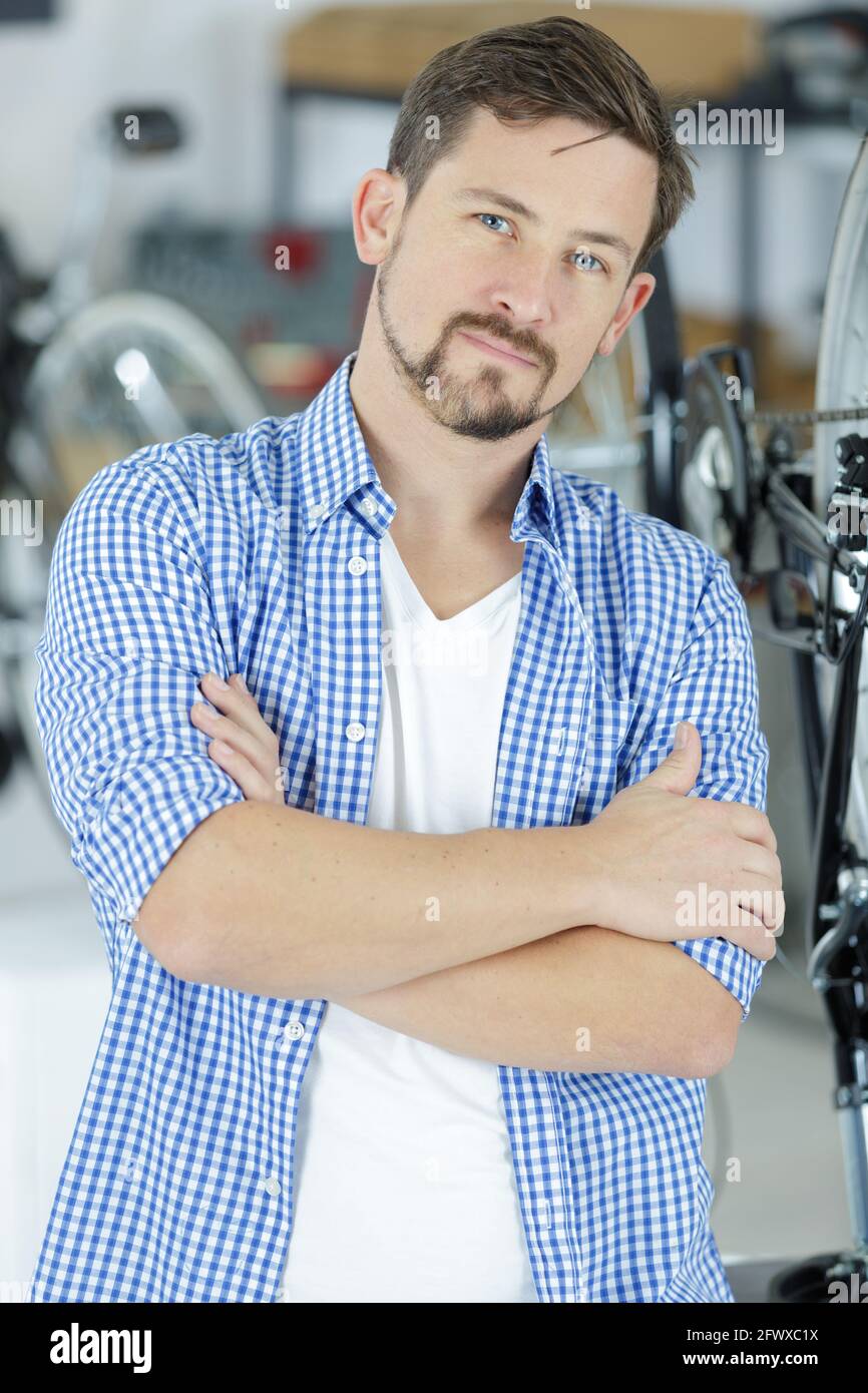 bike mechanic repairing a bike Stock Photo - Alamy