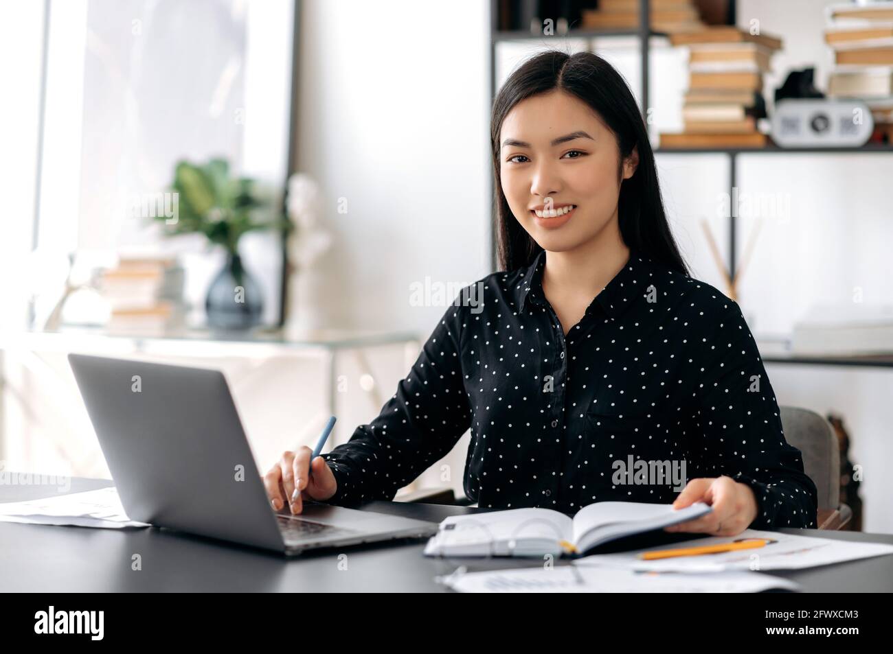 Portrait japanese office lady hi-res stock photography and images - Alamy