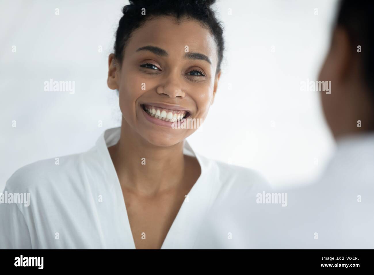 Black girl mirror hi-res stock photography and images - Alamy