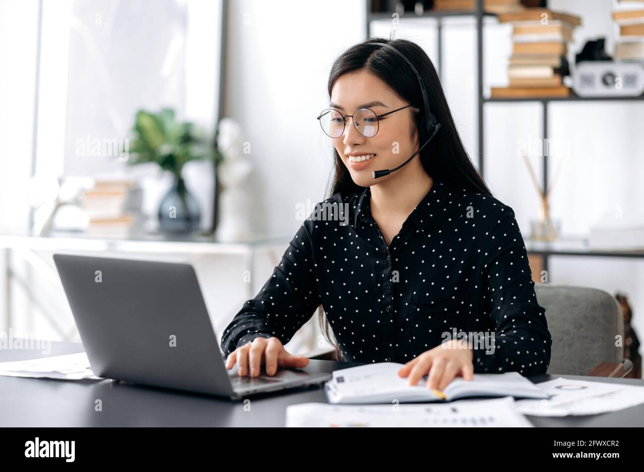 Asian expert hi-res stock photography and images - Alamy