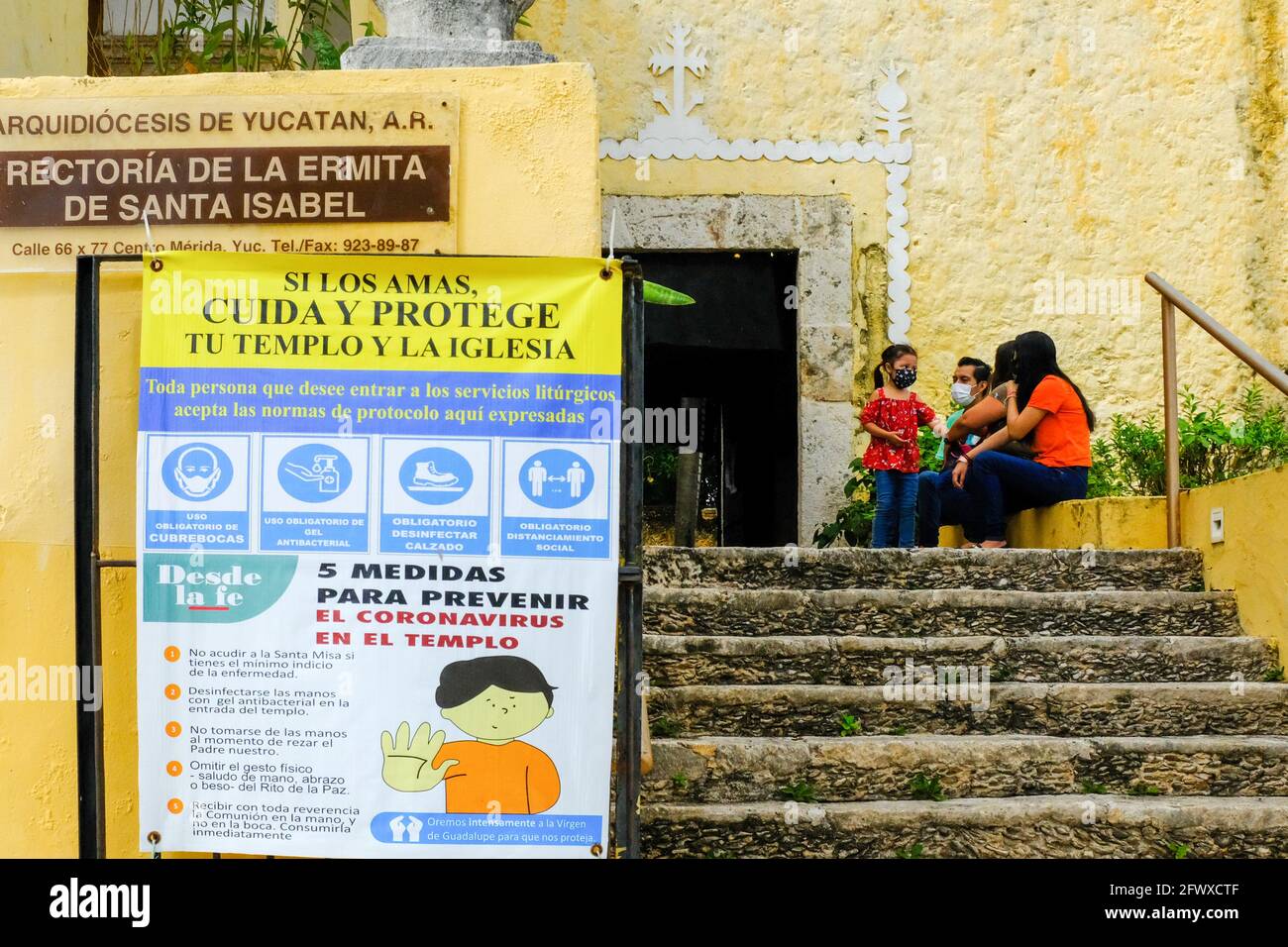 Churchgoers with masks hi-res stock photography and images - Alamy