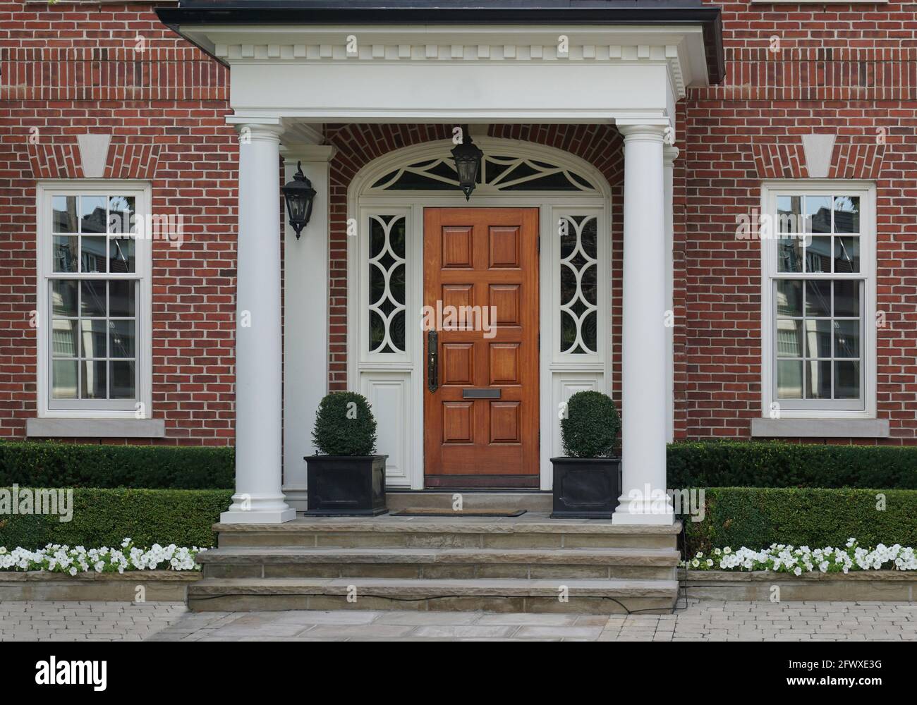 Elegant portico hi-res stock photography and images - Alamy