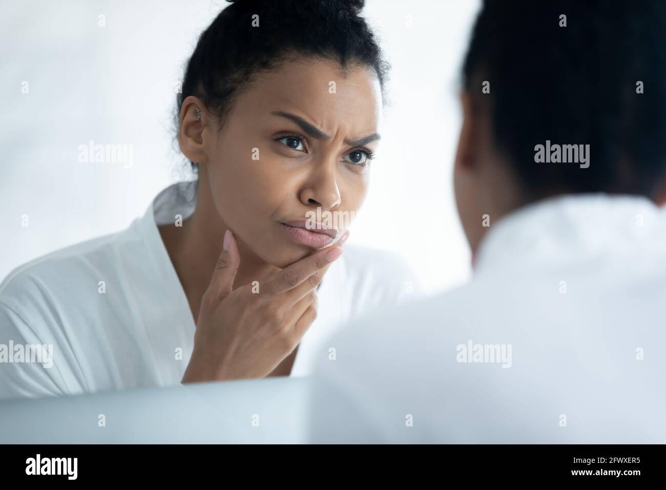 Young black woman mirror hi-res stock photography and images - Alamy