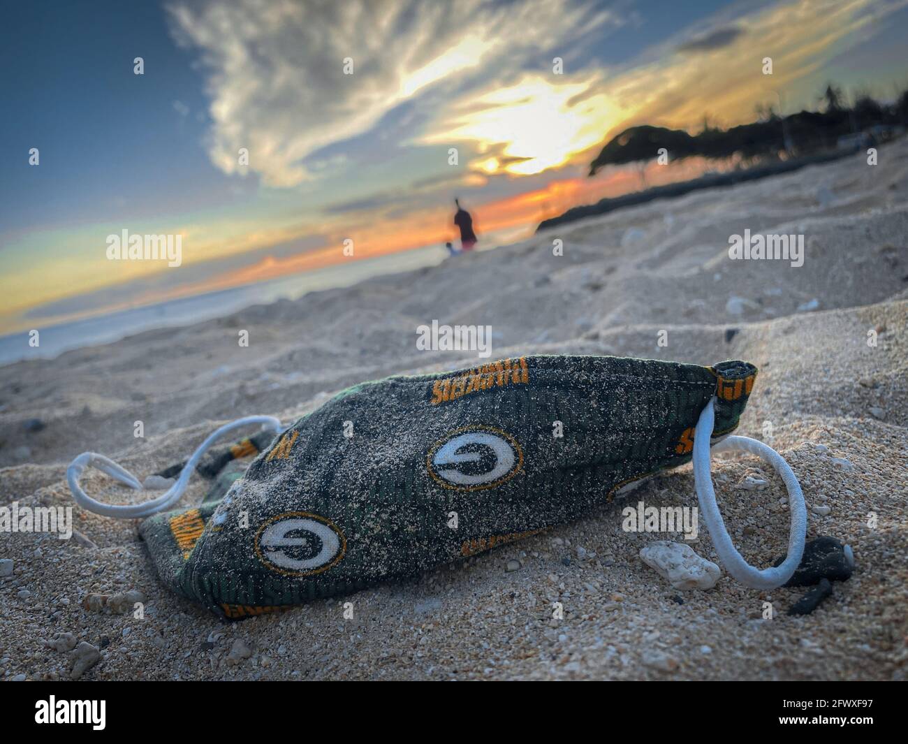 Littered beach hi-res stock photography and images - Alamy
