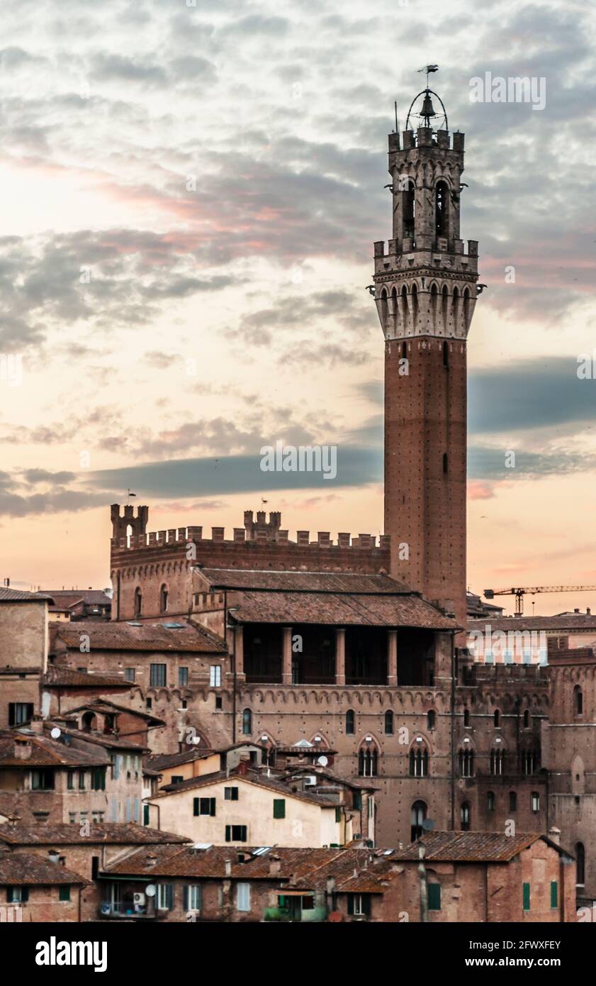 Medieval italian architecture hi-res stock photography and images - Alamy