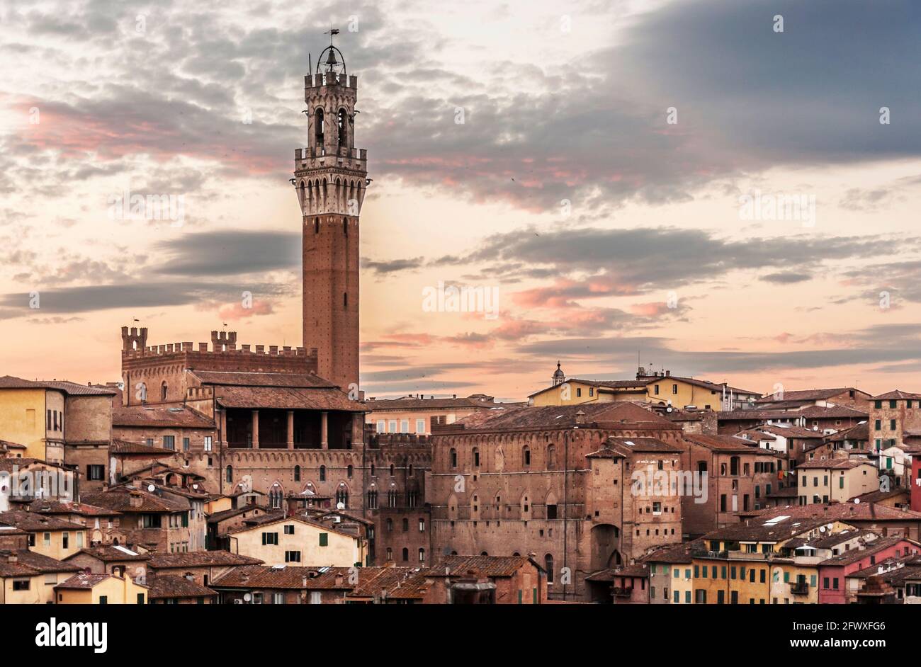 Medieval italian architecture hi-res stock photography and images - Alamy