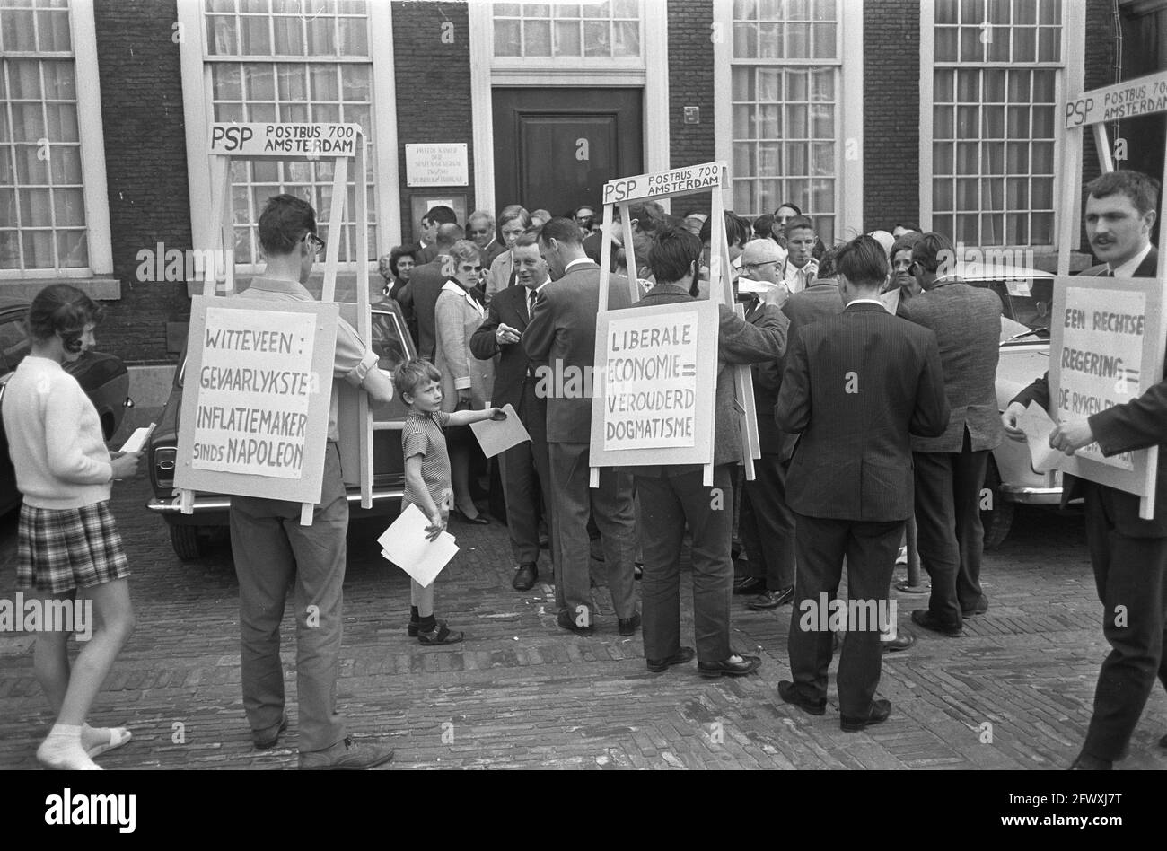 PSP members demonstrate against prices at the Binnenhof, during debates ...