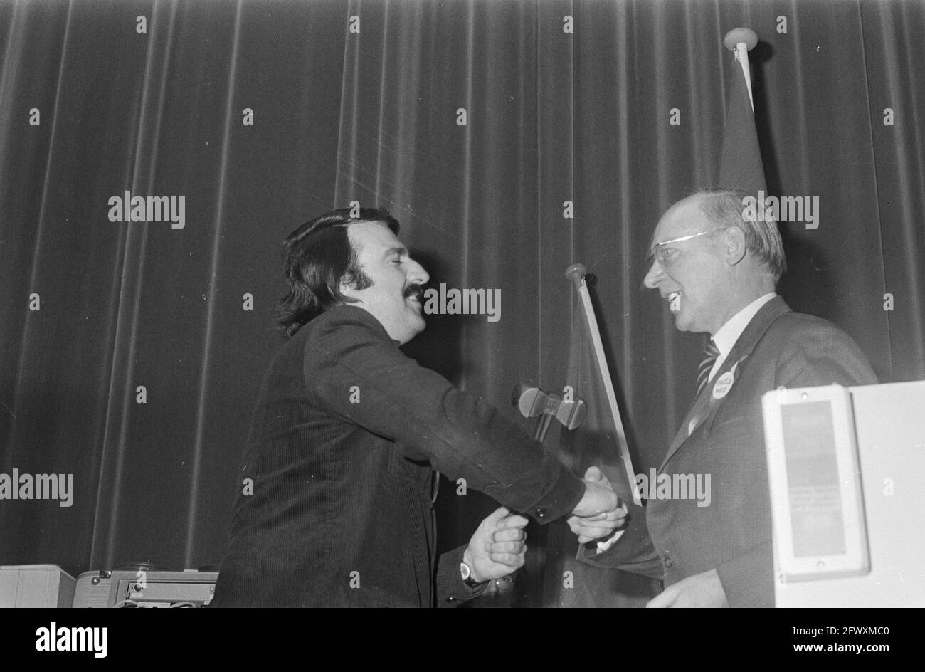 Vondeling gives gavel hi-res stock photography and images - Alamy