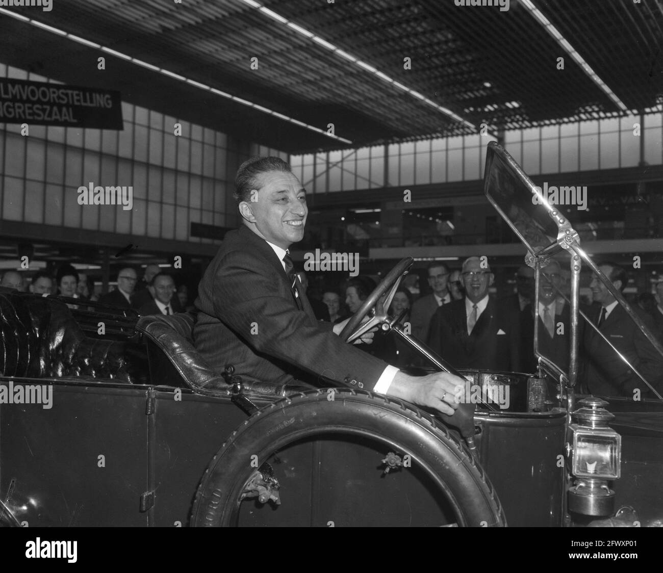 RAI opened, minister J. van Aartsen in car, February 18, 1965, Autos ...